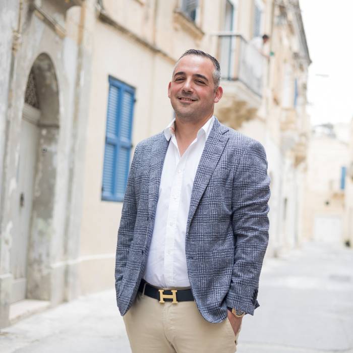 A real estate agent – getting the lowdown from a professional in the field